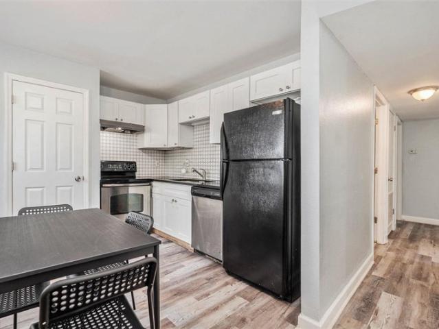 Tampa Duplex Multiplex with Dining area. Comfy &