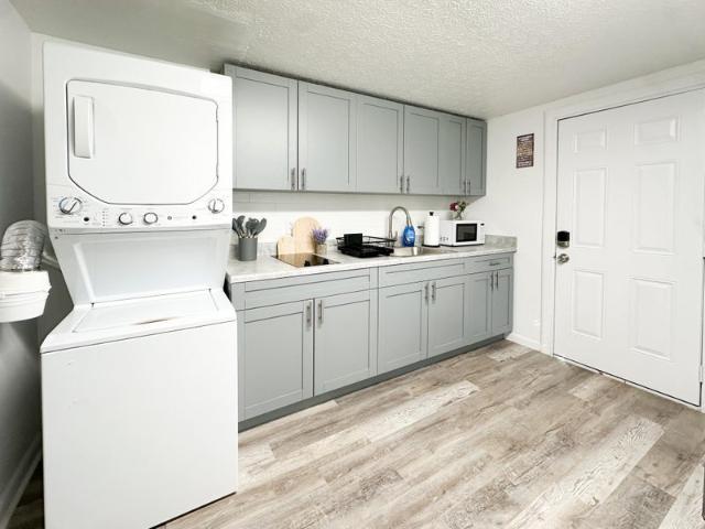 Tampa Duplex Multiplex with Dining area. Homey &