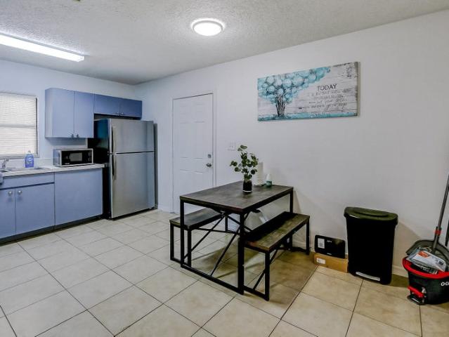 Tampa Duplex Multiplex with Dining area. Homey &