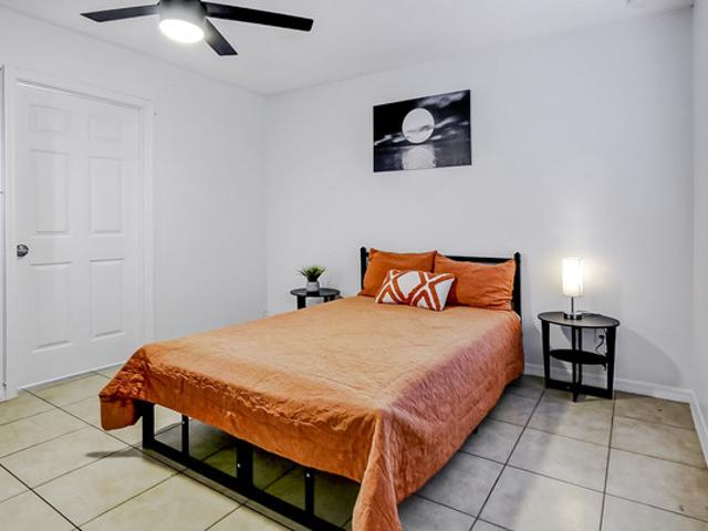 Tampa Duplex / Multiplex with Dining area. Homey & cozy