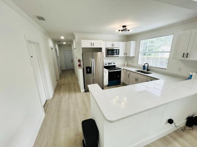 Tampa House with Dining area. Comfy & newlyrenovat