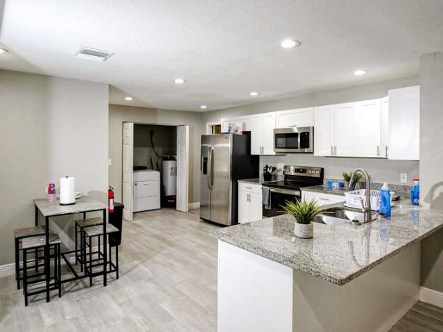 Tampa House with Dining area. Comfy & spacious