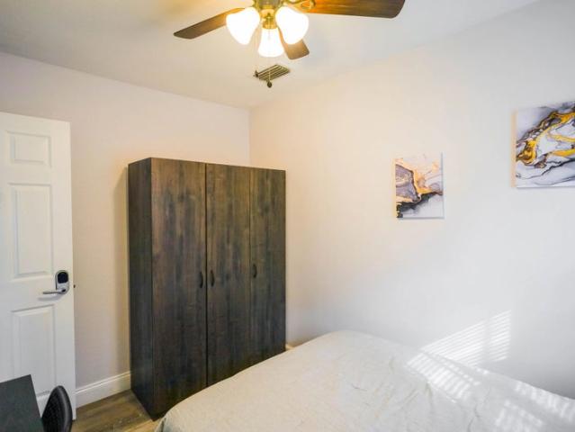 Tampa Private Rooms |Full Bed | 1st Floor | Light