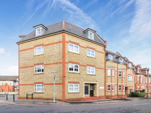 Tantivy Court, Queens Road, WD17 2 bed flat to rent £1,650 pcm £381 pw