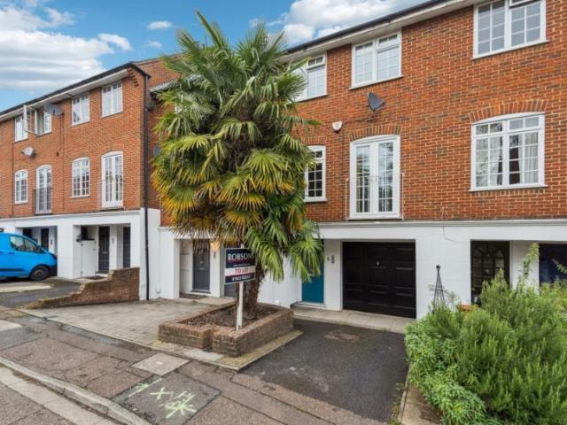 Tanworth Close, Northwood HA6 3 bed townhouse to rent £2,250 pcm £519 pw