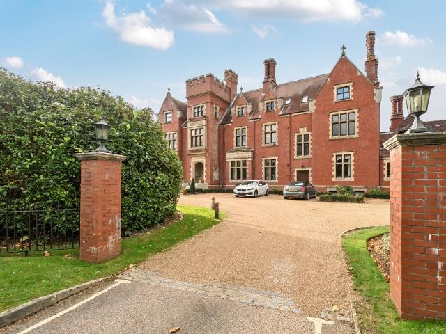 Tanbridge Park, Horsham RH12, 2 bed flat to rent, £3,500 pcm | PrimeLocation