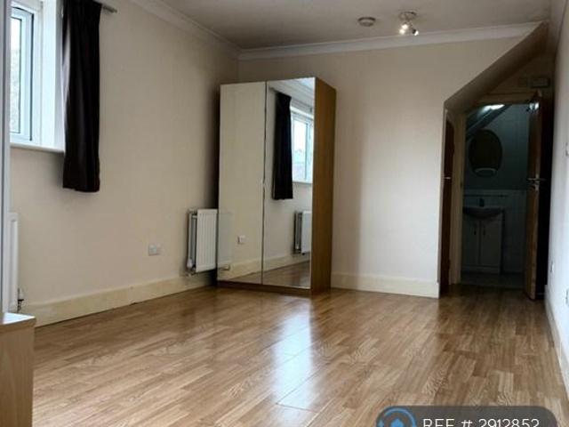 Tanfield Avenue, London, NW2 Studio to rent £1,280 pcm £295 pw