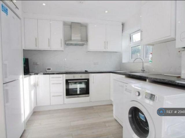 Tangmere Gardens, Northolt, UB5 3 bed flat to rent £2,350 pcm £542 pw