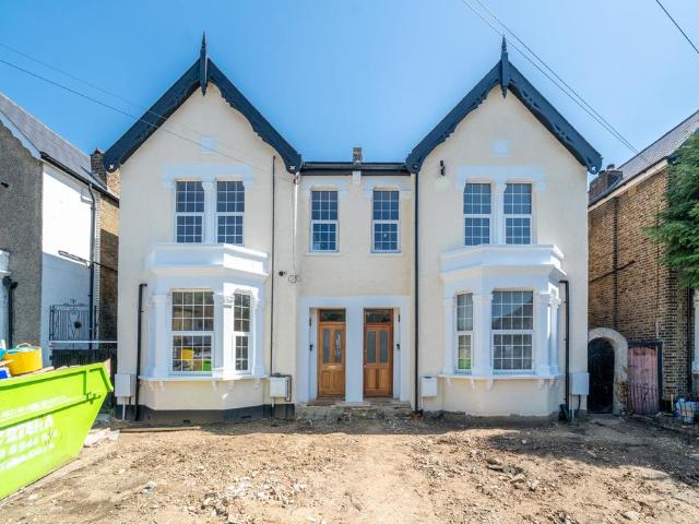 Tankerville Road, London SW16 5 bed terraced house to rent £4,250 pcm £981 pw