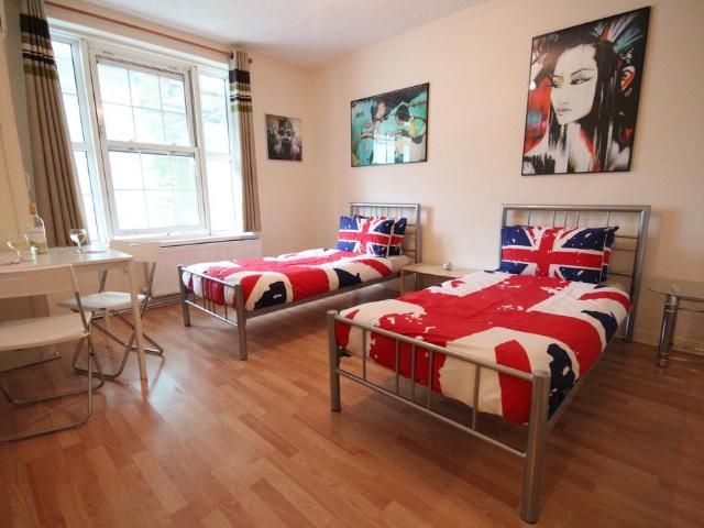Tanners Hill, London SE8 3 bed flat to rent £2,600 pcm £600 pw