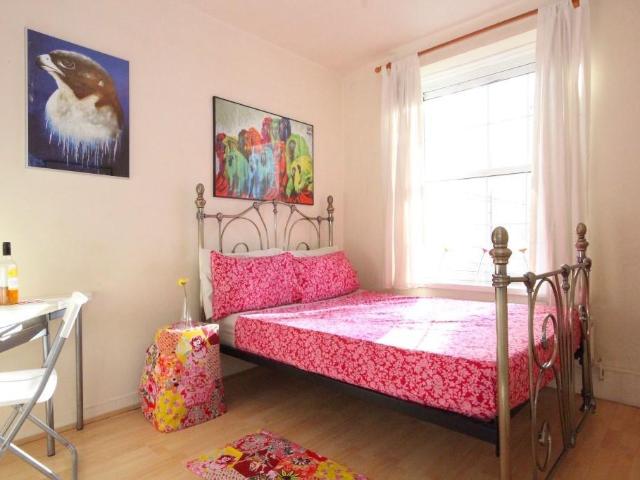 Tanners Hill, London SE8 3 bed flat to rent £2,747 pcm £634 pw