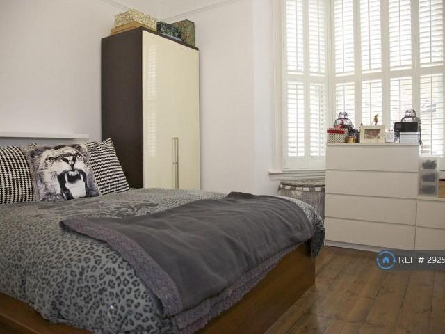 Tabor Grove, London, SW19 2 bed flat to rent £2,950 pcm £681 pw