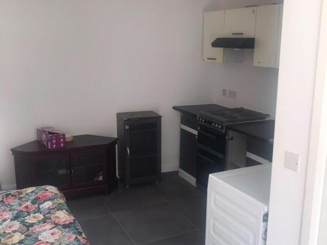 Tachbrook Road, Southall Studio to rent £1,150 pcm £265 pw