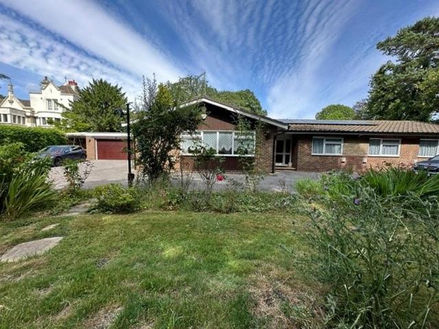 Tadworth 4 bed detached bungalow to rent £3,200 pcm £738 pw