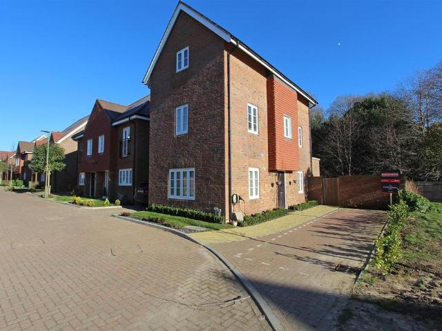 Tadworth 4 bed house to rent £3,100 pcm £715 pw