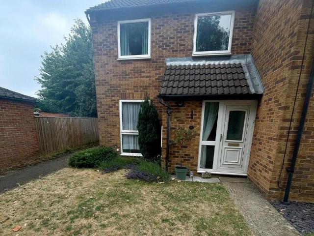 Talbot Close 3 bed end of terrace house to rent £1,395 pcm £322 pw