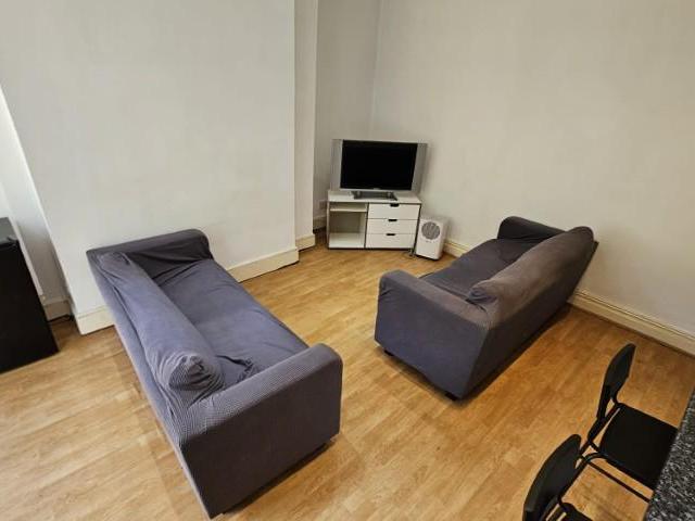Talbot Avenue, Burley, Leeds, LS4 2PG 3 bed terraced house to rent £1,287 pcm £297 pw