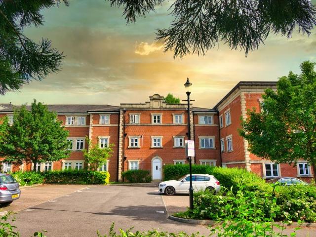Talfourd Way, REDHILL, RH1 2 bed apartment to rent £1,600 pcm £369 pw