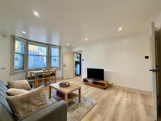 Talgarth Road, London W14 2 bed flat to rent £2,500 pcm £577 pw
