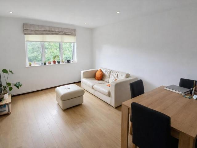 Talman Grove, Stanmore HA7 1 bed flat to rent £1,595 pcm £368 pw