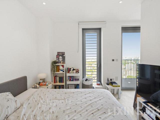 Tapestry Way, Whitechapel, E1 2FR Studio to rent £2,400 pcm £554 pw