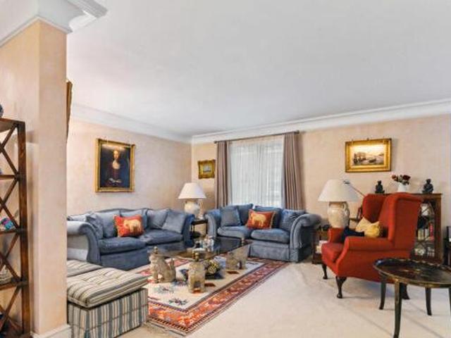 Tarnbrook Court, Holbein Place, 2 Bedroom Flat