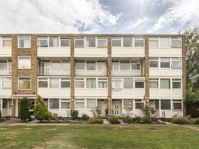 Tarnwood Park, London 3 bed flat to rent £2,200 pcm £508 pw