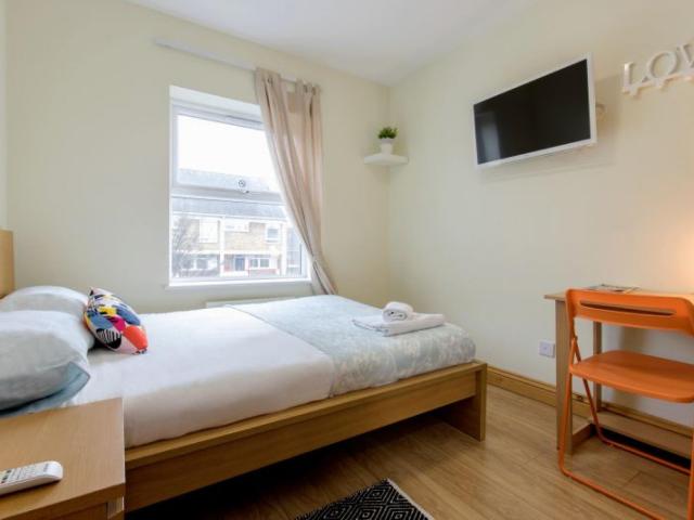 Tasteful double bedroom in a student flat, in Maida Hill Has a Room