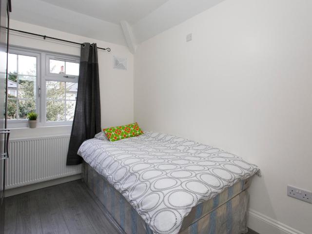 Tasteful single bedroom in a 9 bedroom house, in Ealing Has a Room