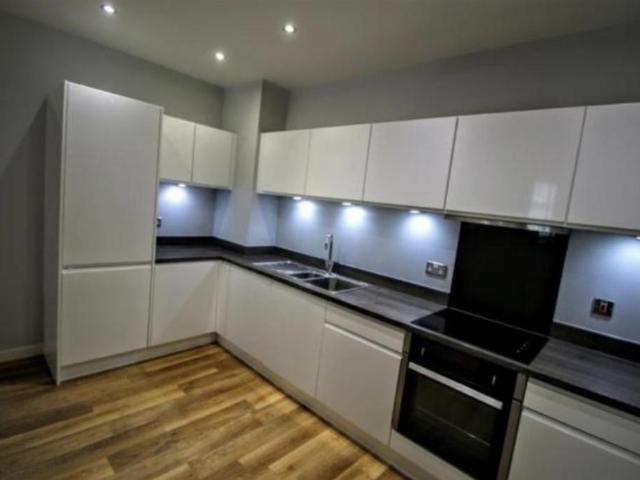 Tate House, 5 7 New York Road, Leeds. 2 bed flat to rent £1,000 pcm £231 pw