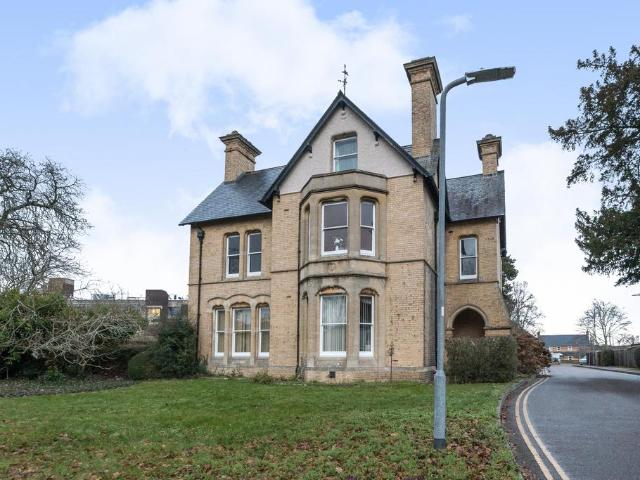 Tatham Court, Taunton, TA1 2 bed apartment to rent £1,695 pcm £391 pw