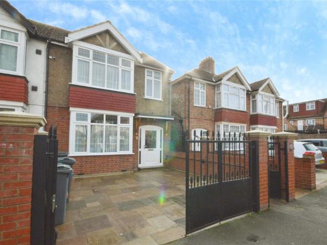Taunton Avenue, Hounslow TW3 1 bed flat to rent £1,335 pcm £308 pw