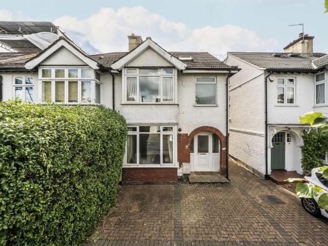 Taunton Avenue, London SW20 2 bed flat to rent £2,100 pcm £485 pw