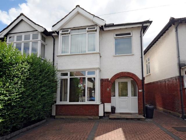 Taunton Avenue, Raynes Park, London. 2 bed maisonette to rent £2,100 pcm £485 pw