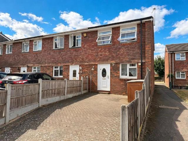 Taunton Road, Romford 3 bed end of terrace house to rent £1,900 pcm £438 pw