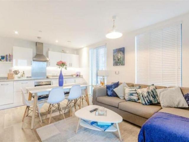 Tavernelle House, High Street. 2 bed apartment to rent £1,850 pcm £427 pw