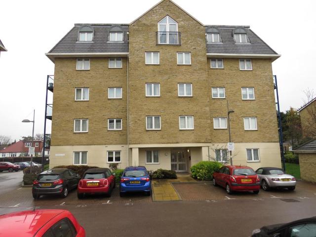 Taverners Way, HODDESDON 2 bed apartment to rent £1,500 pcm £346 pw