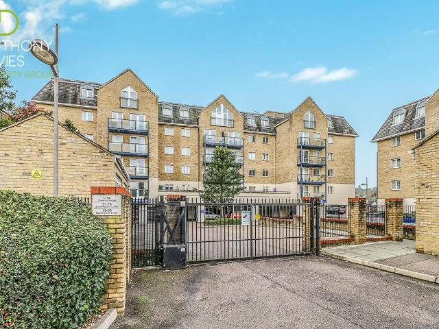 Taverners Way, Hoddesdon EN11, 2 bed flat to rent, £1,500 pcm | PrimeLocation