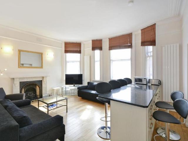 Tavistock Chambers, Bloomsbury Way. 2 bed apartment to rent £3,467 pcm £800 pw