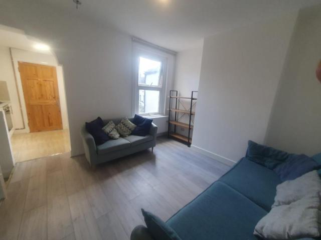 Tavistock Avenue, E17 1 bed flat to rent £1,550 pcm £358 pw