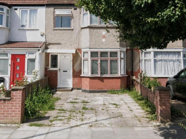 Tavistock Avenue, Perivale, Greenford Studio to rent £1,045 pcm £241 pw