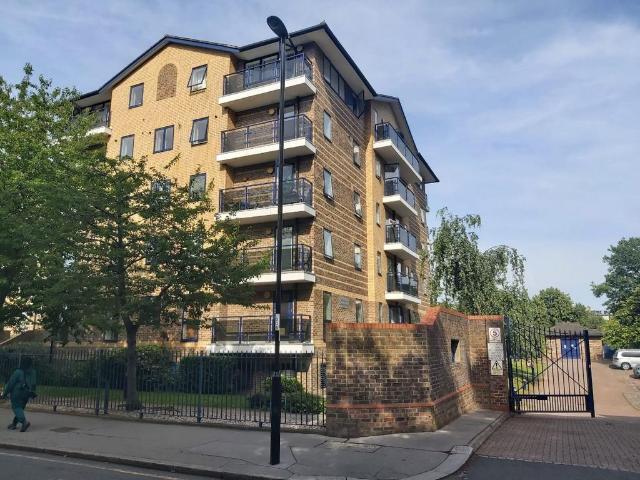 Tavistock Road 3 bed apartment to rent £2,150 pcm £496 pw