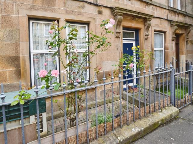 Tay Street, Fountainbridge. 3 bed flat to rent £1,795 pcm £414 pw