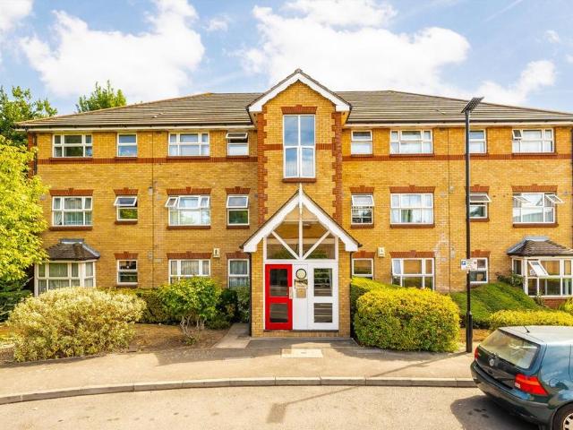 Taylor Close, Hounslow TW3 2 bed flat to rent £1,750 pcm £404 pw