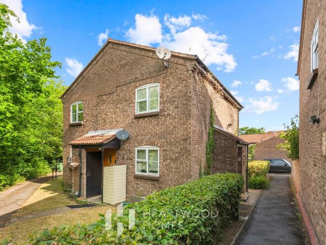 Taylor Close, St. Albans AL4, 2 bed flat to rent, £1,500 pcm | PrimeLocation