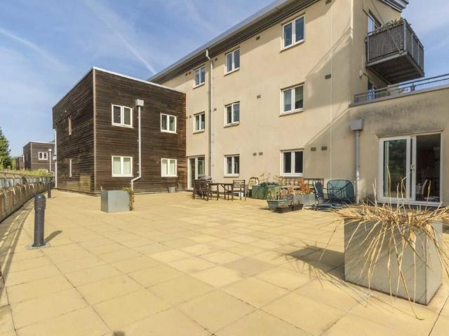 Temeraire Place, Brentford TW8 2 bed flat to rent £1,902 pcm £439 pw