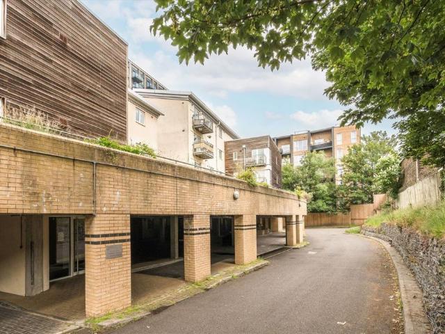 Temeraire Place, Brentford TW8 2 bed flat to rent £2,102 pcm £485 pw