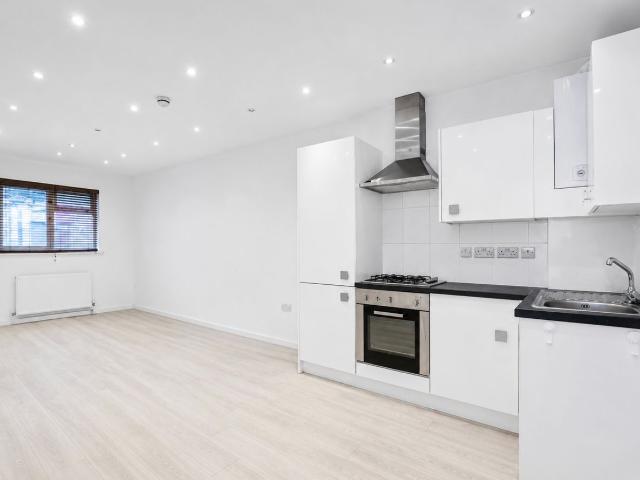 Temple Fortune, London NW11, Temple Fortune, Studio to rent, £1,400 pcm | PrimeLocation