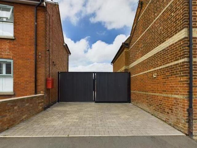 Temple Street, Quainton Road, Property For Rent