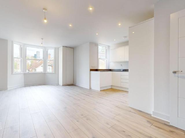 Temple Road, Croydon CR0, 3 bed flat to rent, £2,499 pcm | PrimeLocation